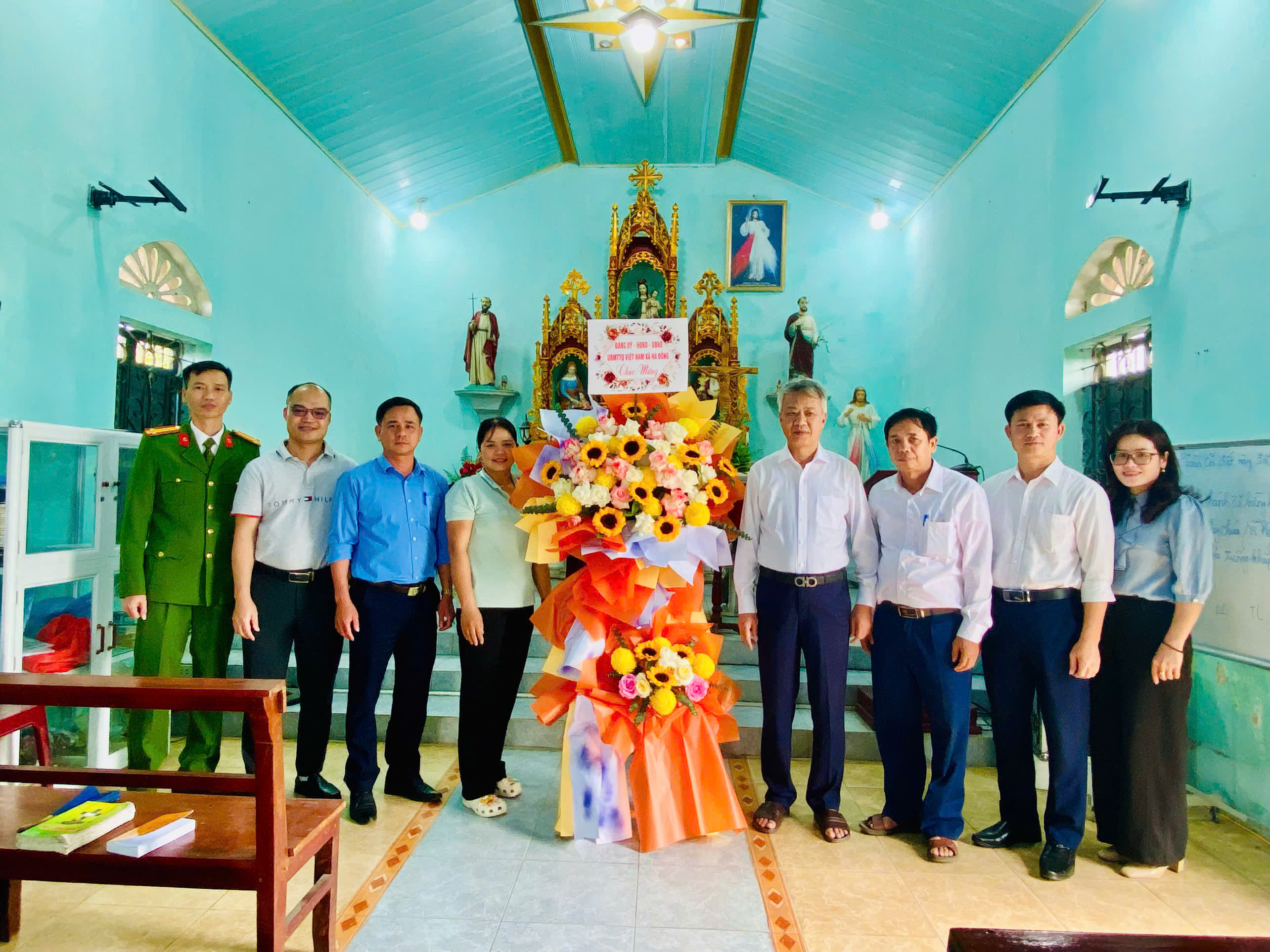 Lãnh đạo xã Hà Đông thăm, chúc mừng các giáo xứ, họ giáo trên địa bàn ...